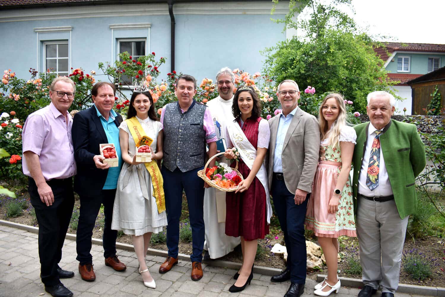 Neue Rosenkönigin für Kirchschlag und Bad Schönau – Bote aus der ...